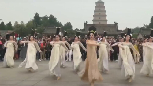 西安大雁塔广场,出现丽人行舞表演,古典的舞韵太好看了吧!