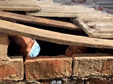 师傅搭个鸡窝,差点没出来 #红锅师徒 #农村自建房 #瓦工 #小院改造 #...