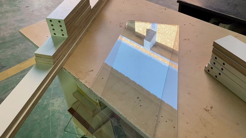 给大家看看拼框玻璃门的加工过程