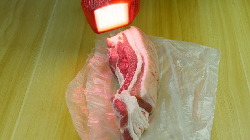 买的猪肉不新鲜,肉摊红灯影响你的判断,老板揭秘猪肉摊的小秘密