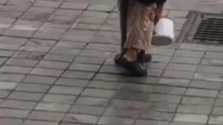 在路边乞讨的残疾小朋友希望大家可以帮帮他