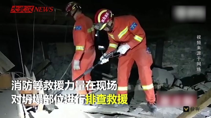 废墟中找到遇难者遗体,救援人员鞠躬默哀!