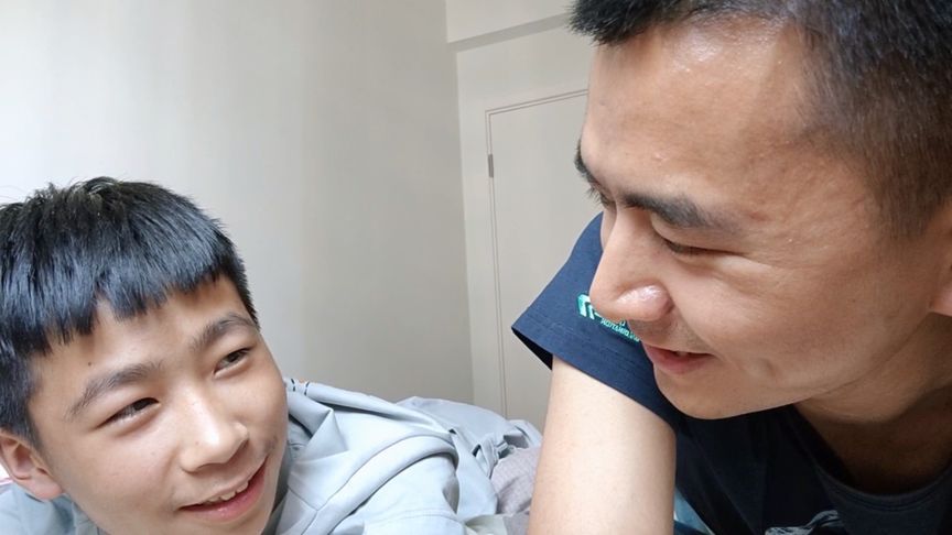 弟弟初中毕业了想去打工,要求月收入不低于2500,野心不小啊