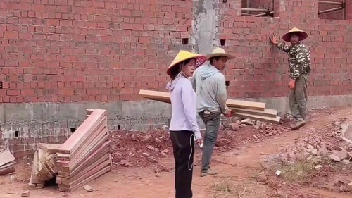 小陈应该要注意高处作业的安全防护,不然直播时很容易被抬