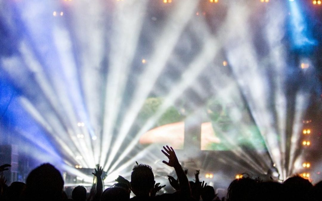 中国演出行业协会:演艺人员不得在营业性演出中假唱