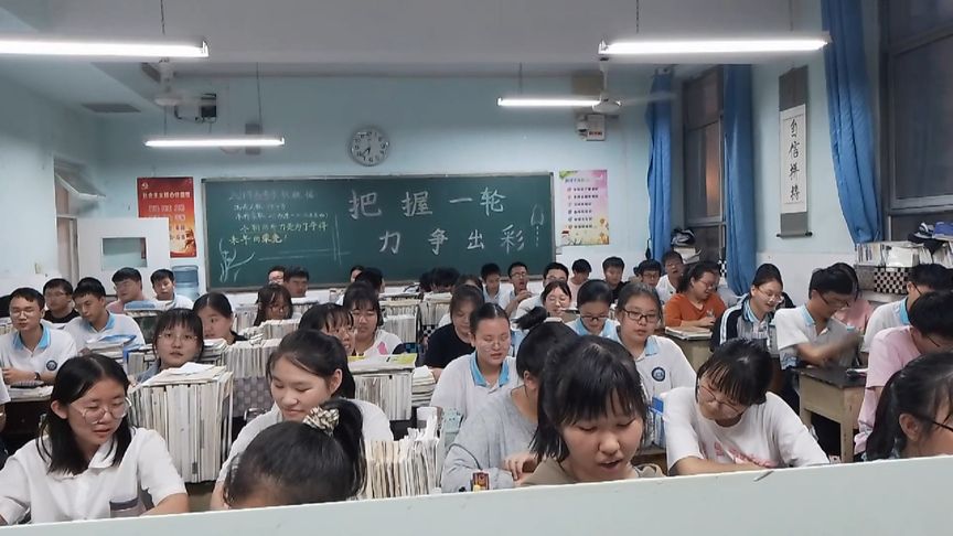 班会开始前播放一首《万疆》,引发学生们大合唱,瞬间被感动。