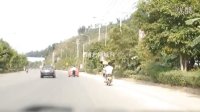 浦北牛人推汽车步行,单手推车没压力