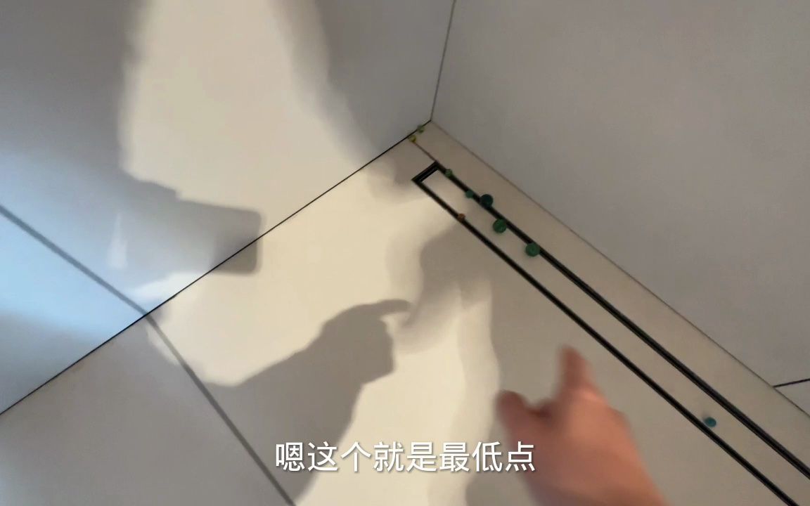 卫生间返水坡度检查,老板特意带弹珠来验收,瓦工说他门道还不少