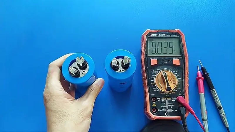检查电容器时只要检查电压就行吗有哪些注意事项