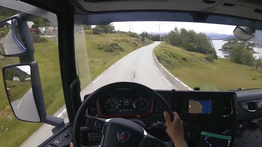 欧卡视角,驾驶斯堪尼亚卡车在山路行走,闻到显卡烧焦的味道了