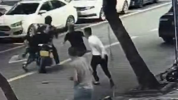 缉毒民警冒死抓毒贩被拖行20多米