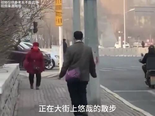 假期里学生偶遇商场里的班主任,这场面太带劲了!