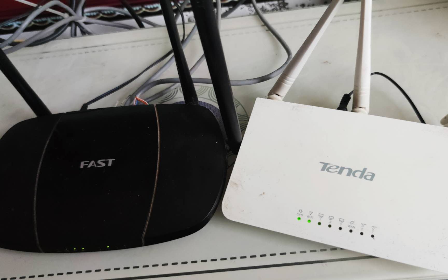 家里wifi信号差?教你两台路由器无线桥接方法,3分钟搞定