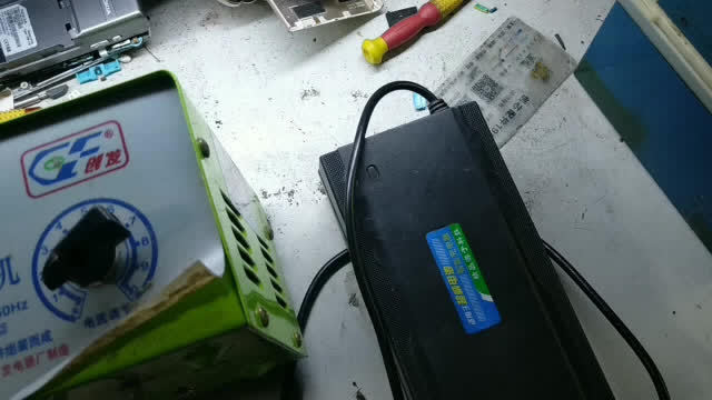 .可以用48V电动车充电器,对12v电池.