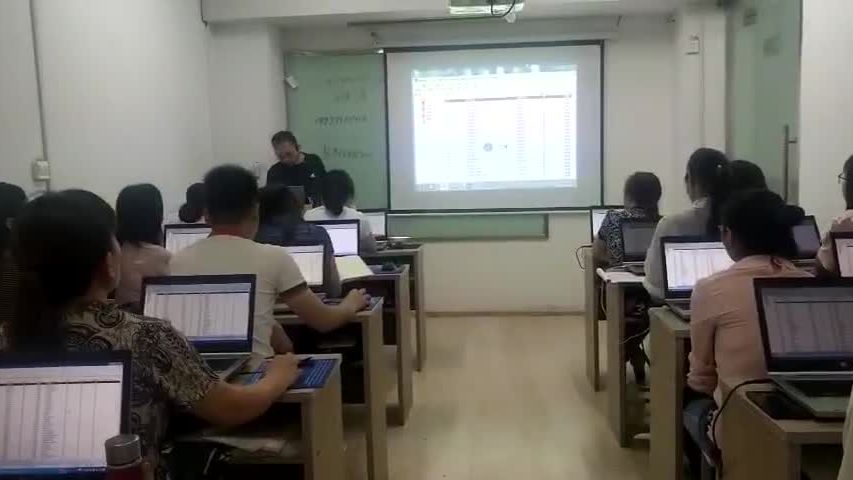 实操班人手一台电脑,上课学习,老师手把手教学,