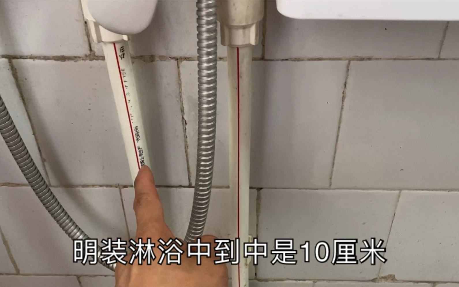 老房子厨房卫生间安装冷热水管,熟能生巧,管路非常隐蔽效果不错