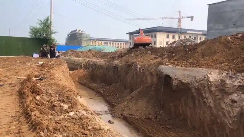 工地上要安装污水管,3吨重的污水管,日立挖机吊着也很费劲啊!