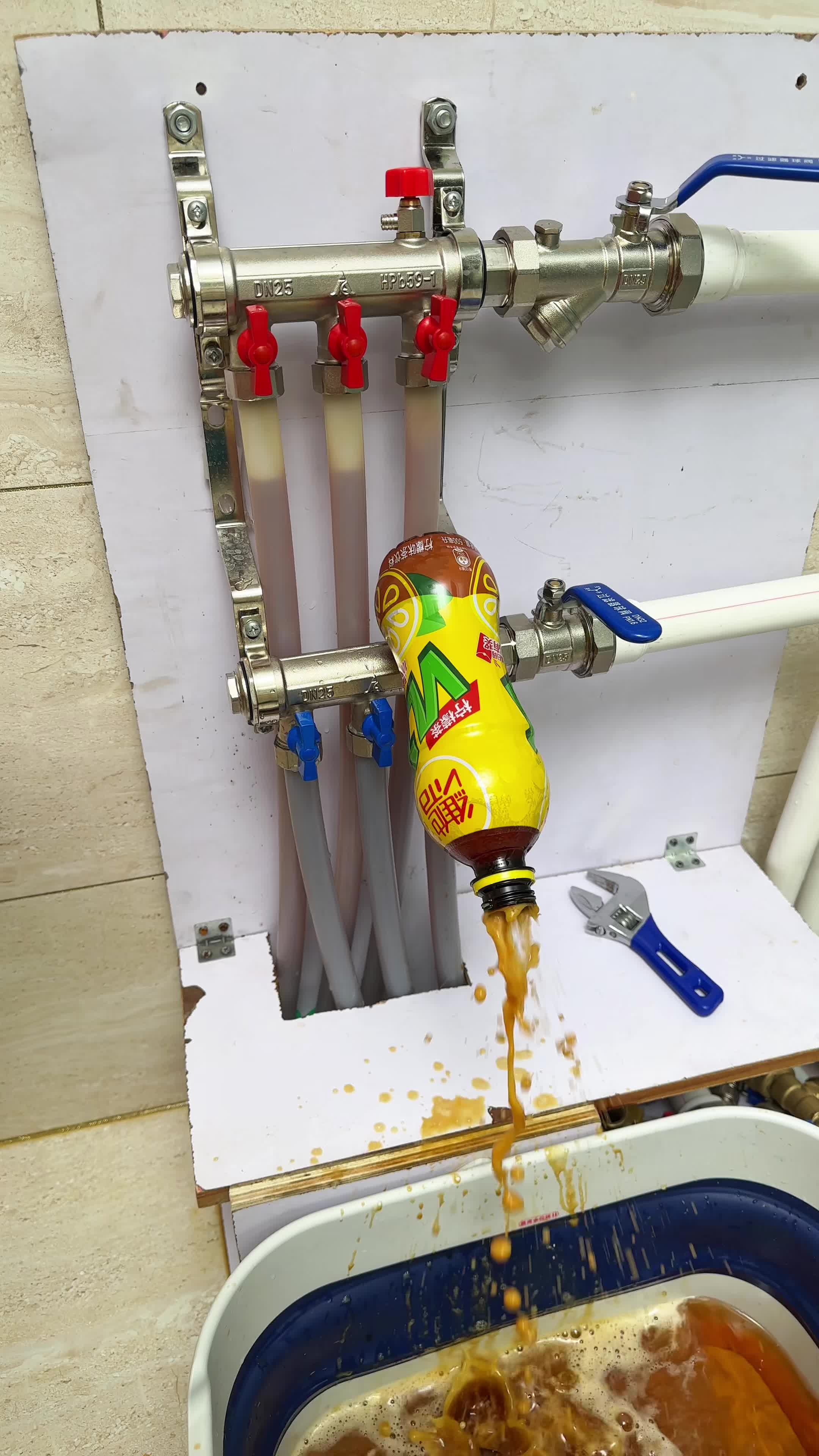 暖气上热下凉,室内温度低,都是循环不好造成的。#地暖 #地暖清洗 #...