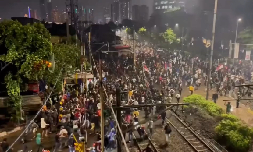 最新消息:印尼首都爆发大规模游行抗议。据说事件起因是民众发现...