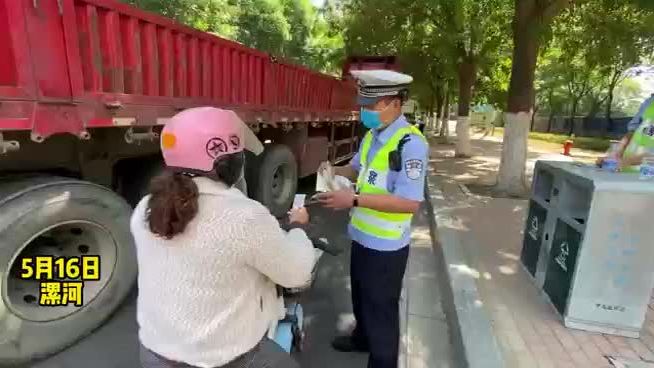 骑行电动车,不逆行,不闯红灯,戴头盔!#安全出行 #交通安全