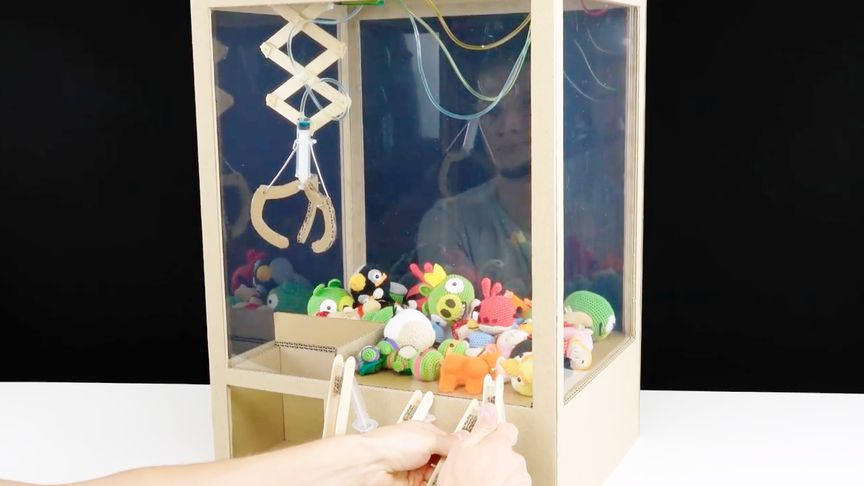 牛人用纸箱自制抓娃娃机,还带液压,服了…