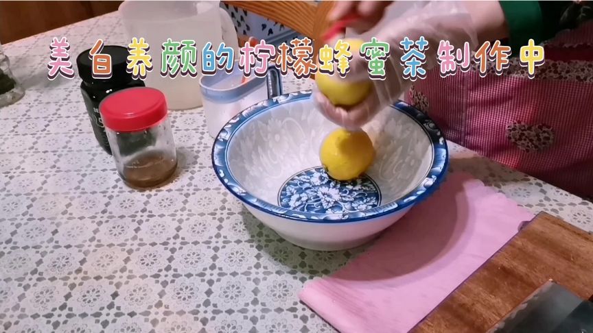 您知道蜂蜜柠檬茶的主要功效是美白养颜吗?今天我来教您制作吧!