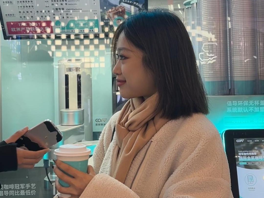 著名主持人体验机器人咖啡