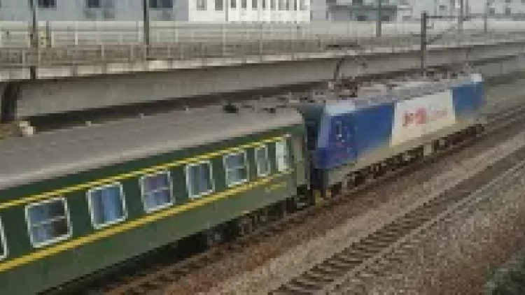 上局宁东段HXD3C牵引K1327次列车(南昌-苏州)苏州观景新村通过(...