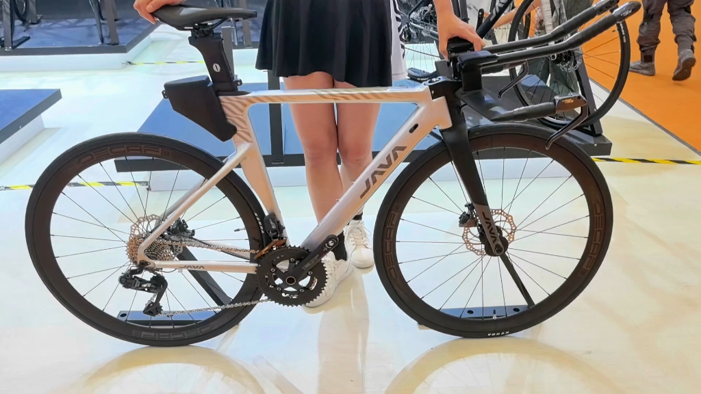 2024年,上海国际自行车展之蓝图电子变速遇到了铁三车。低于1万块