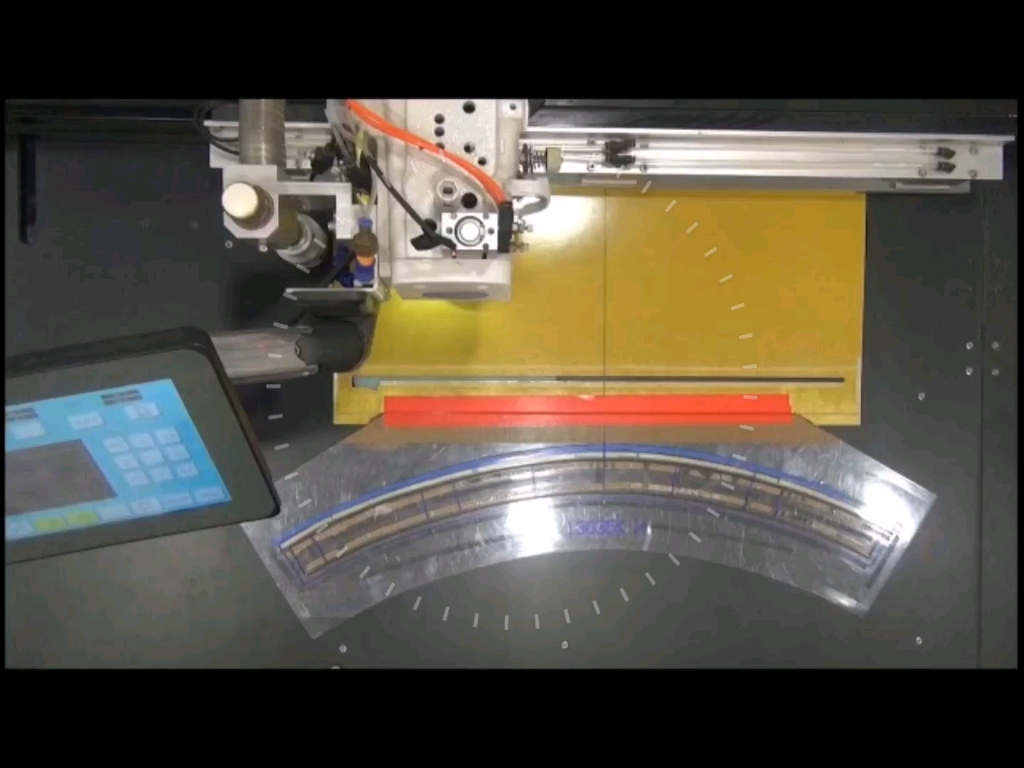 免烫车腰头装腰头模板制作,全自动模板机完成,服装模板技术自动化...