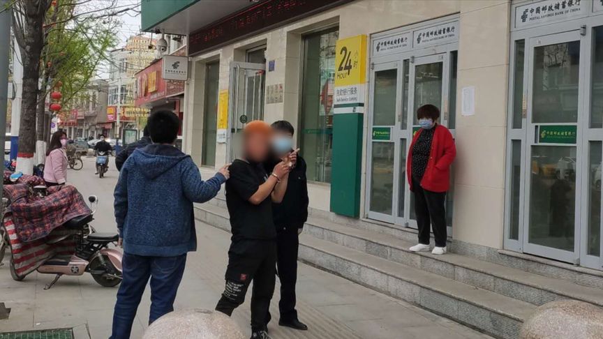 河北邯郸:男子捡到一张写有密码的信用卡,到银行取款9000元被抓