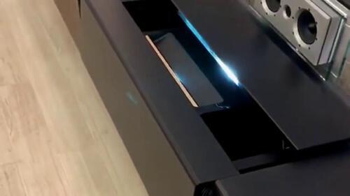 电视机的最新开启方式,智能家居已经越来越流行,真正做到了节省空间!