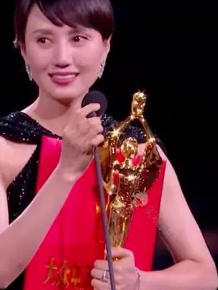 恭喜袁泉 凭借电影中国医生荣获36届百花奖 最佳女主角,并落泪感谢...