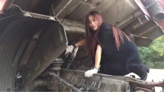 农村小媳妇在国道旁给人修卡车,身材这么好,生意不错