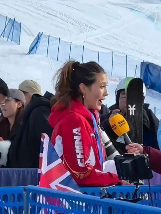 赛后,谷爱凌接受采访,她妈妈一直在身后关注,频频点头。[哇][哇][哇](...