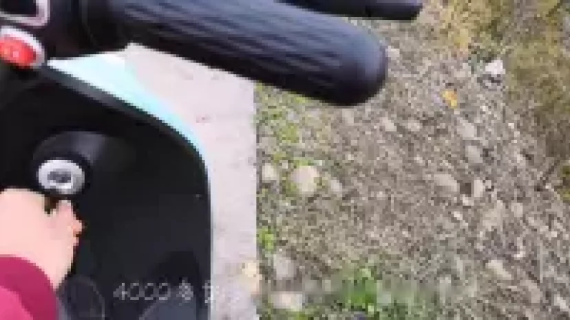 【豪哥制作】雅迪新款电动车,减震非常硬,配置非常吝啬