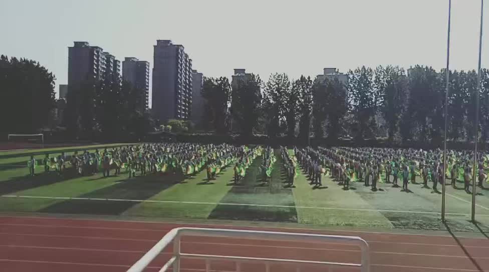 这是俺学校运动会开幕式团体操表演,壮观不