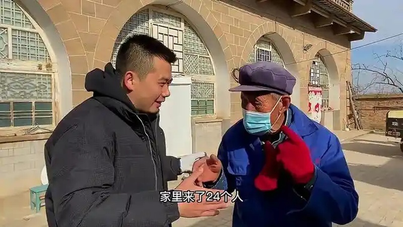 还记得七十岁的村支书爷爷吗上次答应帮他把枣收掉,今天来了。这是...
