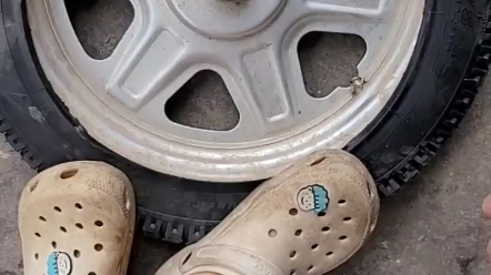 沉浸式修电动三轮车 换轮胎5分钟搞定,收的太便宜了,下次要收贵一点,...