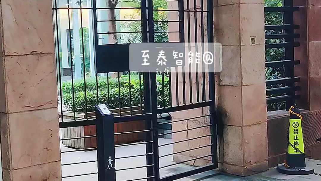 上海自动平开门,90度感应门机施工现场,电动开门机设备安装调试完毕