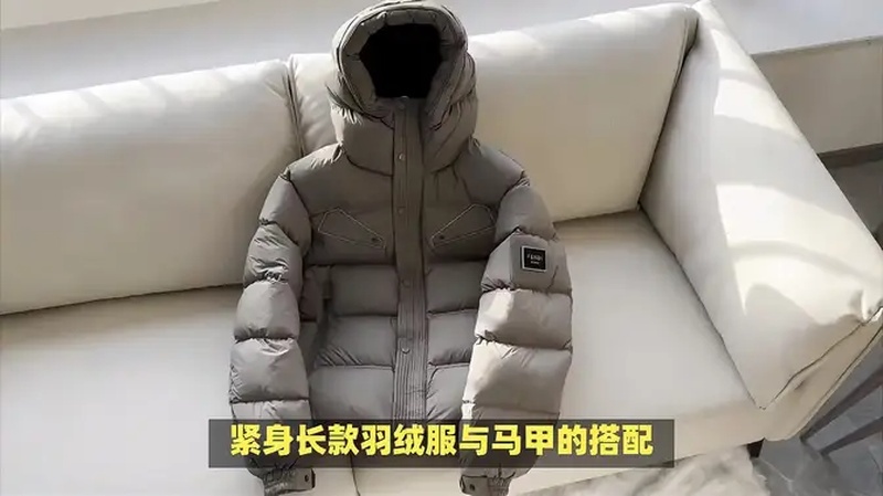 紧身长款羽绒服可以套马甲吗