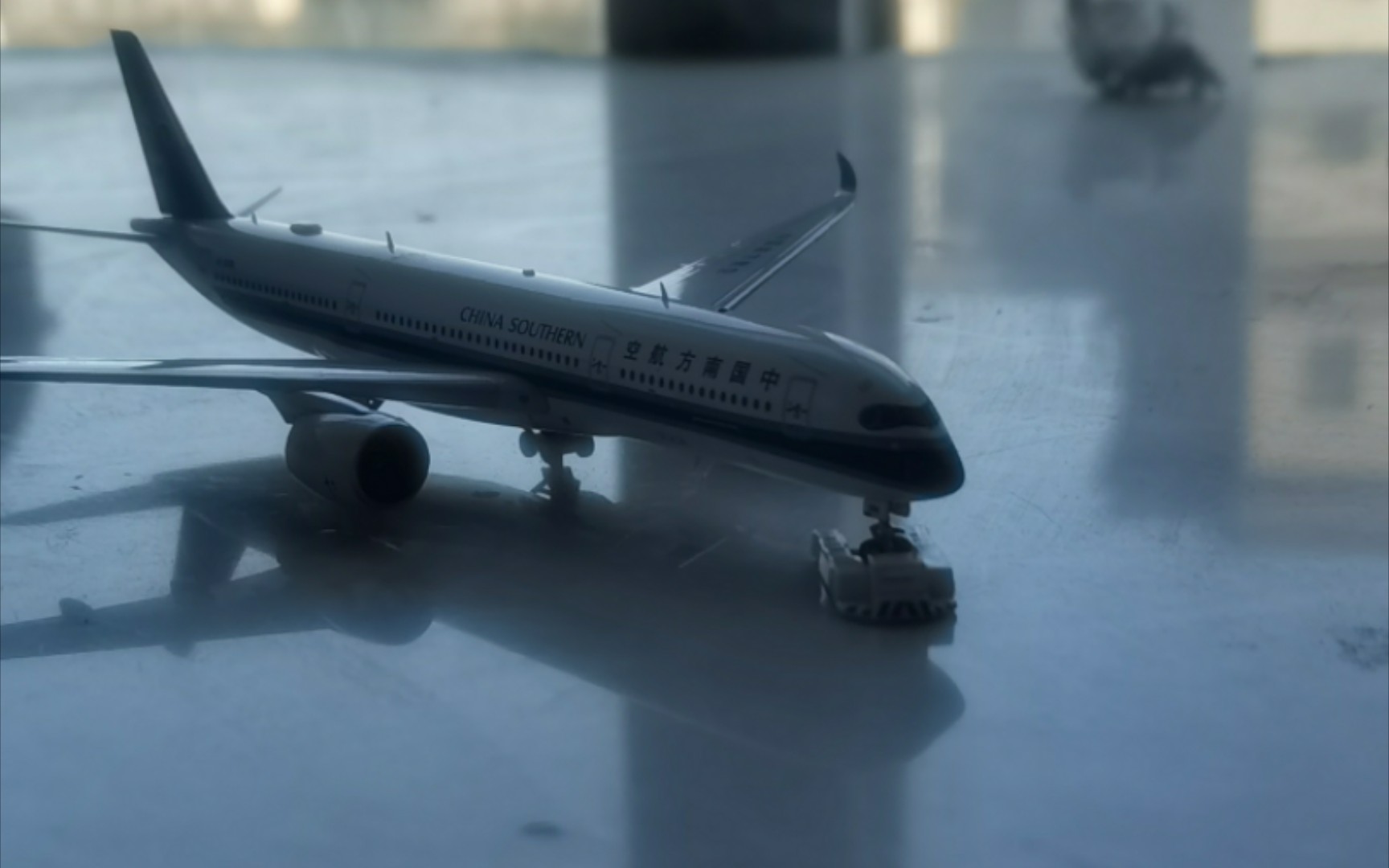 开箱AV的1比400飞机模型中国南方航空350-900