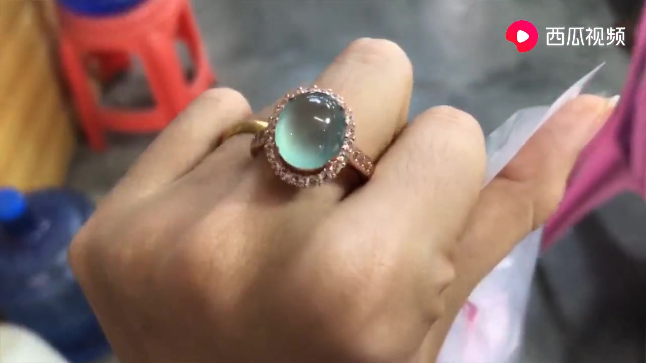 美女缅甸买玉遇天价翡翠,玉商叫价1400万翡翠戒面真实价值多少?