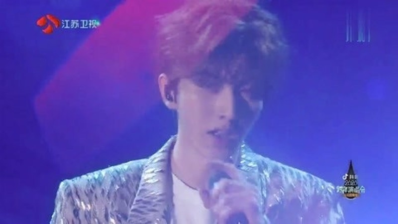 蔡徐坤帅气来袭,献上歌曲《itsyou》,黑色披风更显魅力!