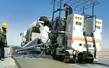 路肩滑模机施工@隆鹏滑模