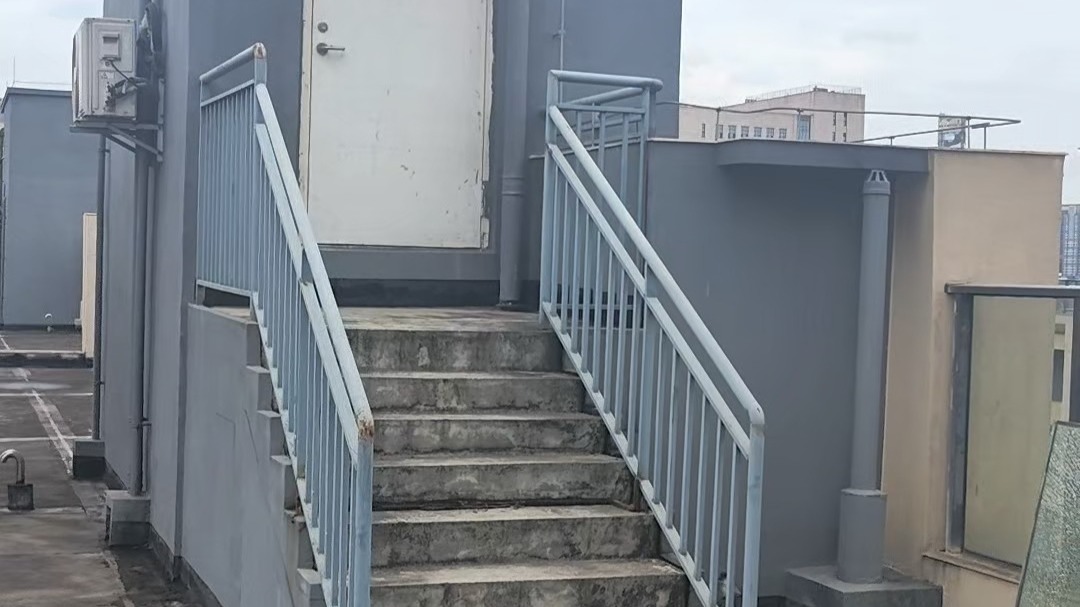 屋顶上的机电实务考点。 排水通气管及接闪带。