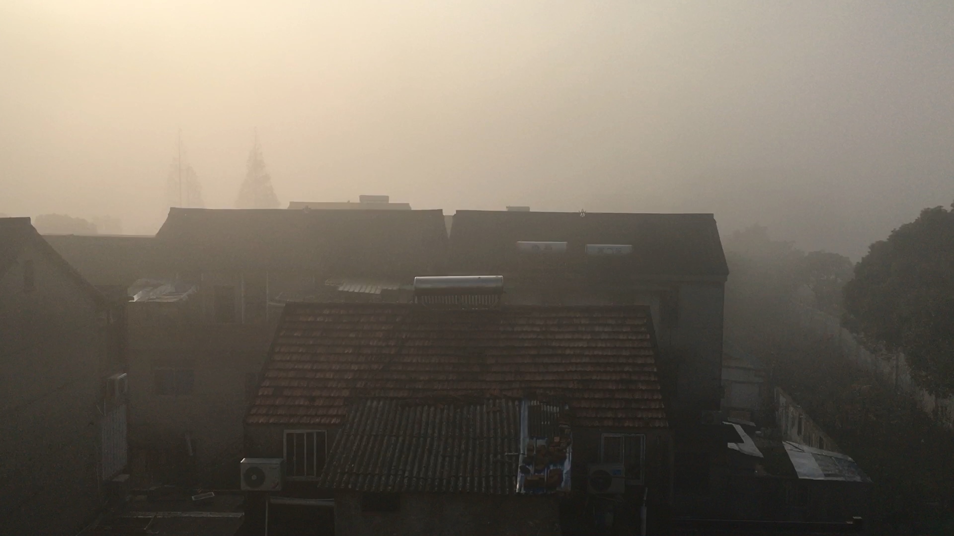 2020年12月28日上海空气污染最重严重aqi指数超过200的一天的上午...