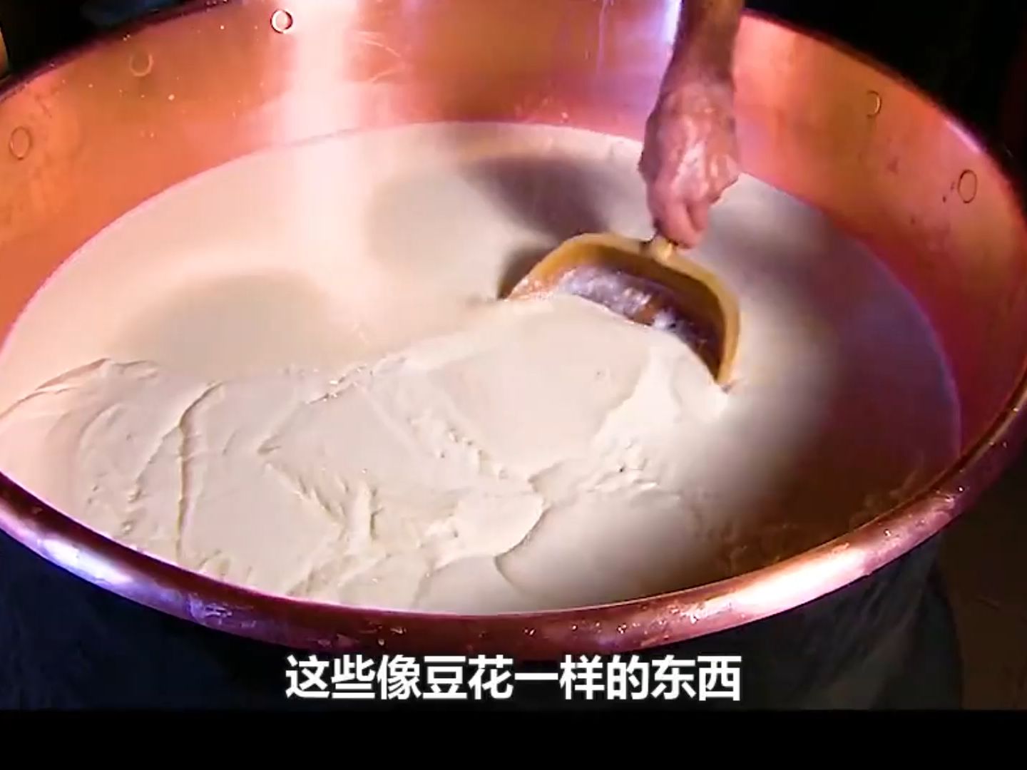 两分钟带你了解瑞士奶酪制作的全过程#瑞士奶酪 #解压 #美食 #现场实拍