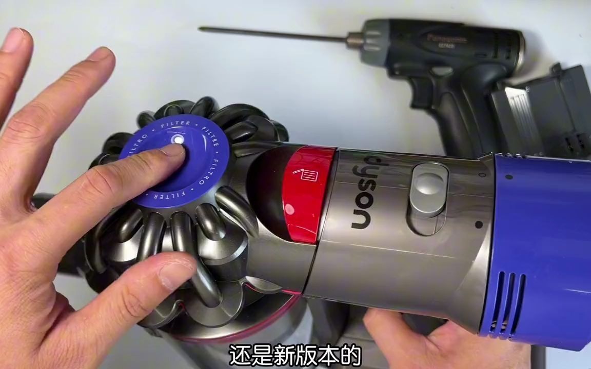 戴森V7V8吸尘器更换电池教程,螺丝刀的选择也很有讲究