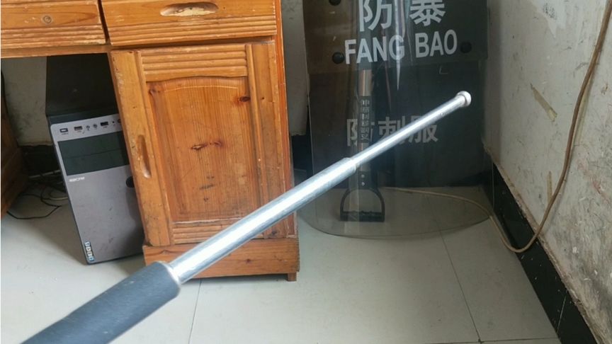 今天在岗里给大家看一下,保安的防暴器材,都有那些呢?